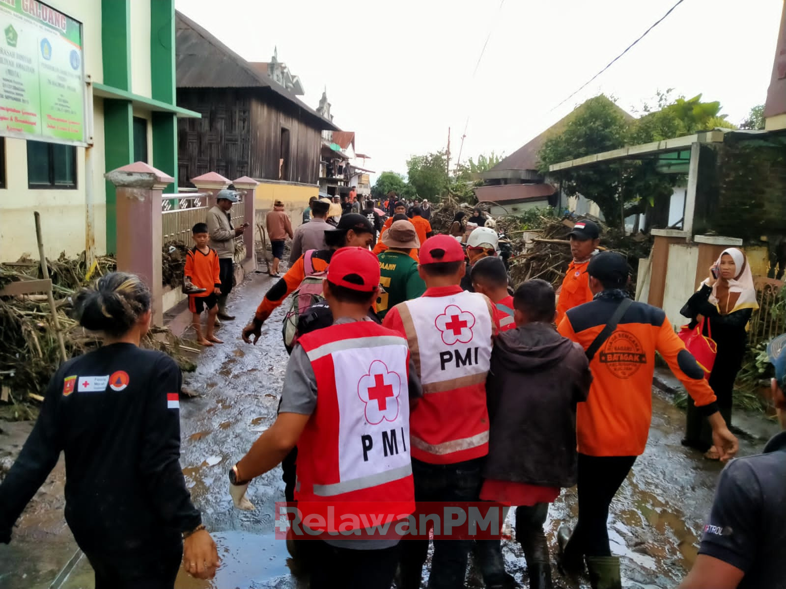 PMI Mulai Kirimkan Barang Bantuan Untuk Korban Banjir Bandang Sumbar - Relawan PMI